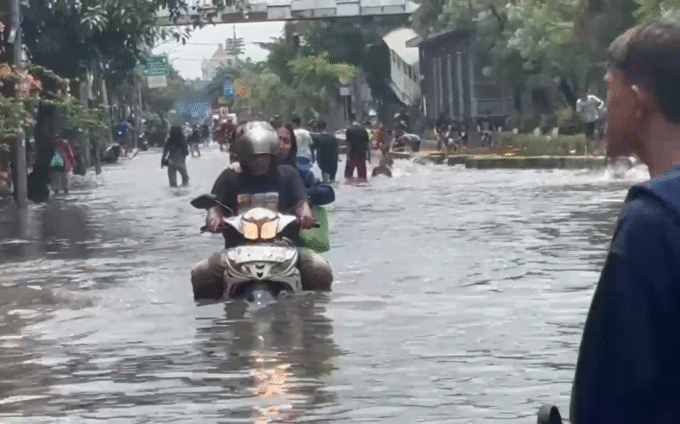 Tanggul Jebol? Banjir Parah di Cilandak Timur, Warga Merana ...