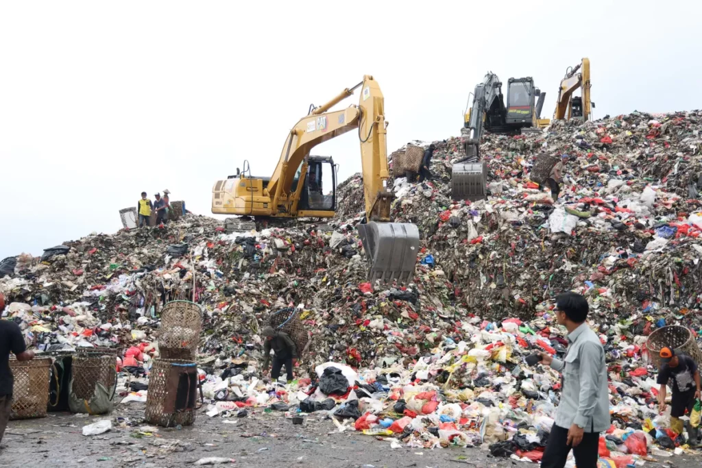 TPA Galuga: Bogor Bersatu Hadapi 'Gunung' Sampah, Ada Apa Saja ...